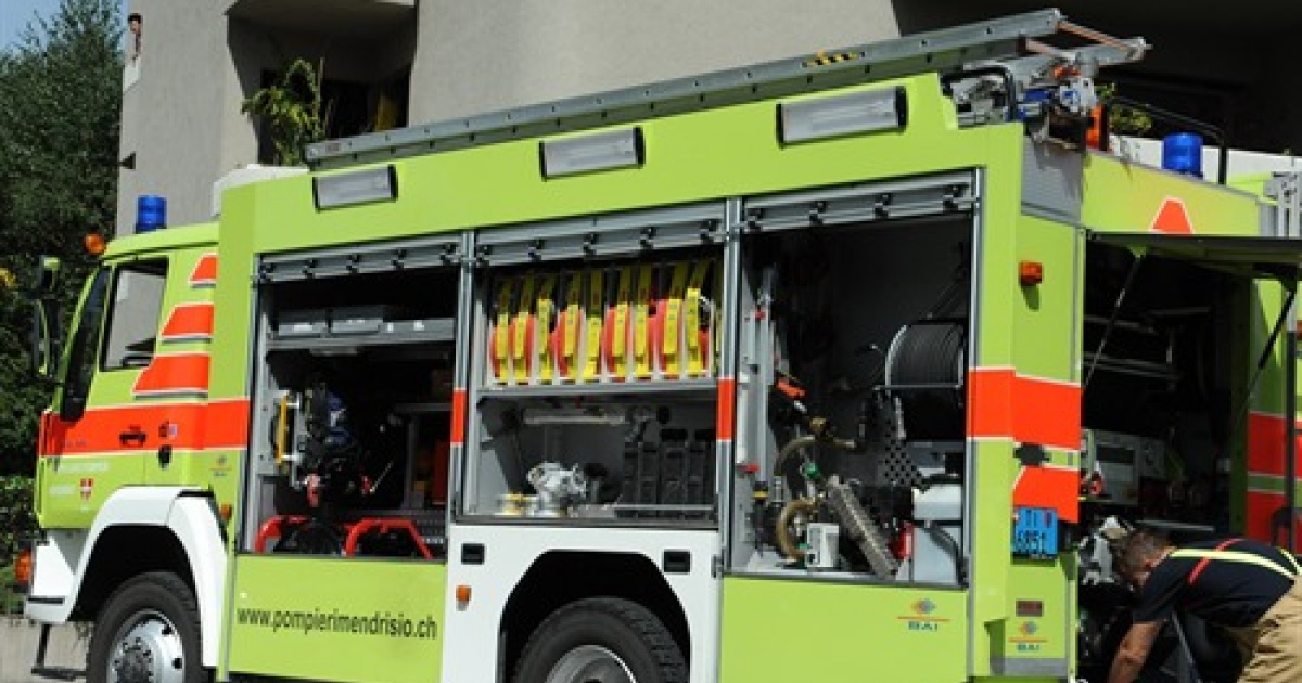 Principio di incendio nella cucina di un appartamento, pompieri in ...