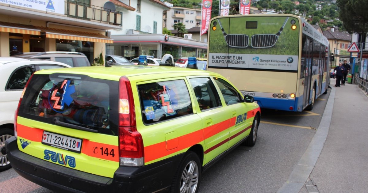 Scontro tra un autobus e un’autovettura, 5 feriti - Ticinonline Scontro tra un autobus e un’autovettura, 5 feriti - Ticinonline