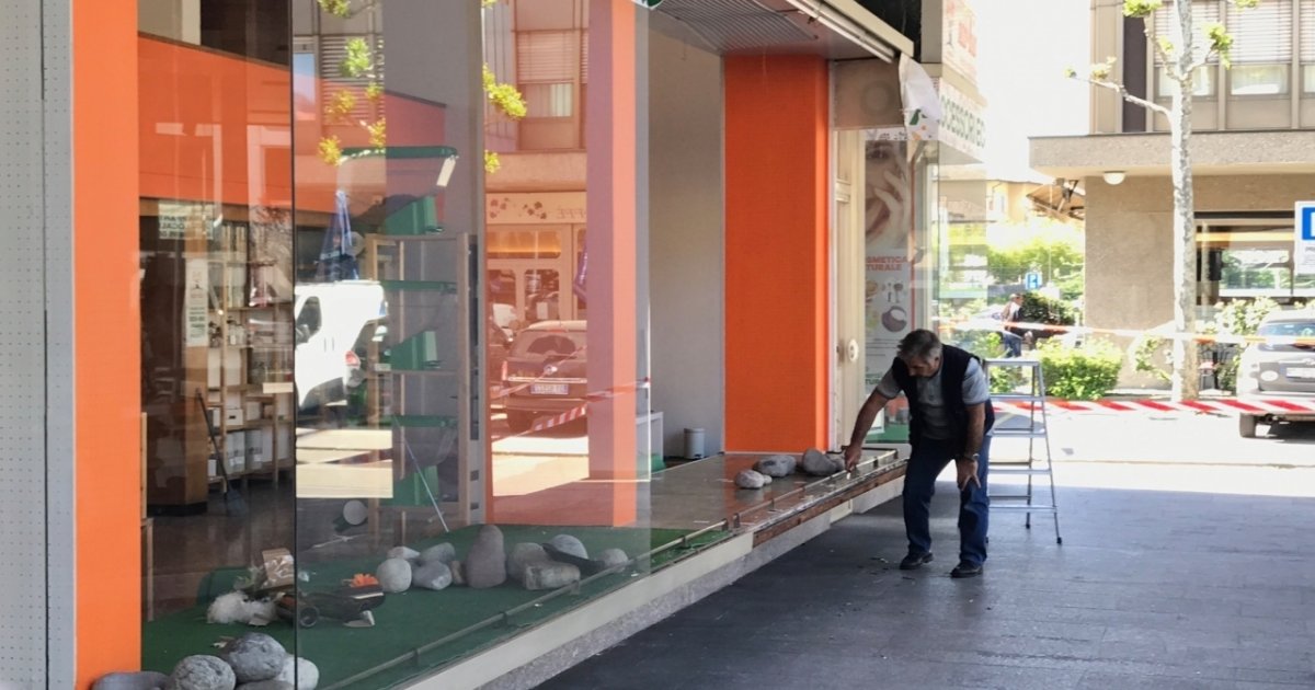 Cade la vetrina di un negozio per il forte vento - Ticinonline