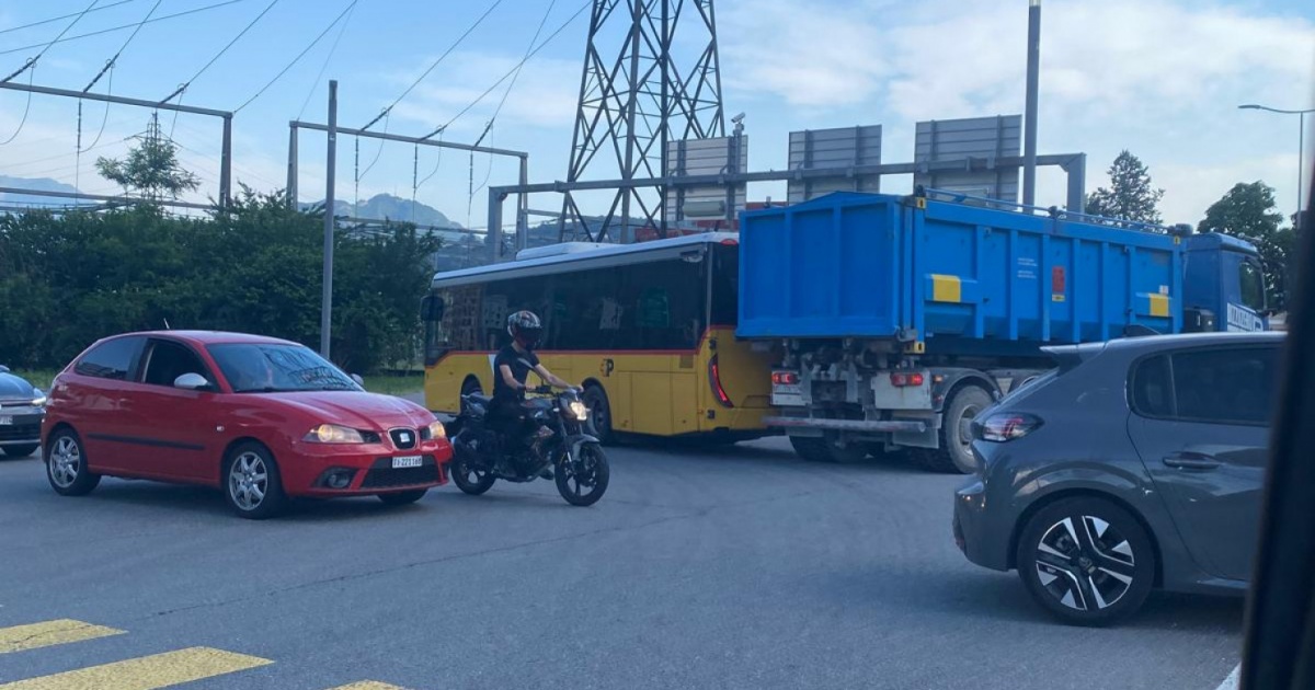 Camion tampona l'autopostale all’incrocio, disagi al traffico - Ticinonline